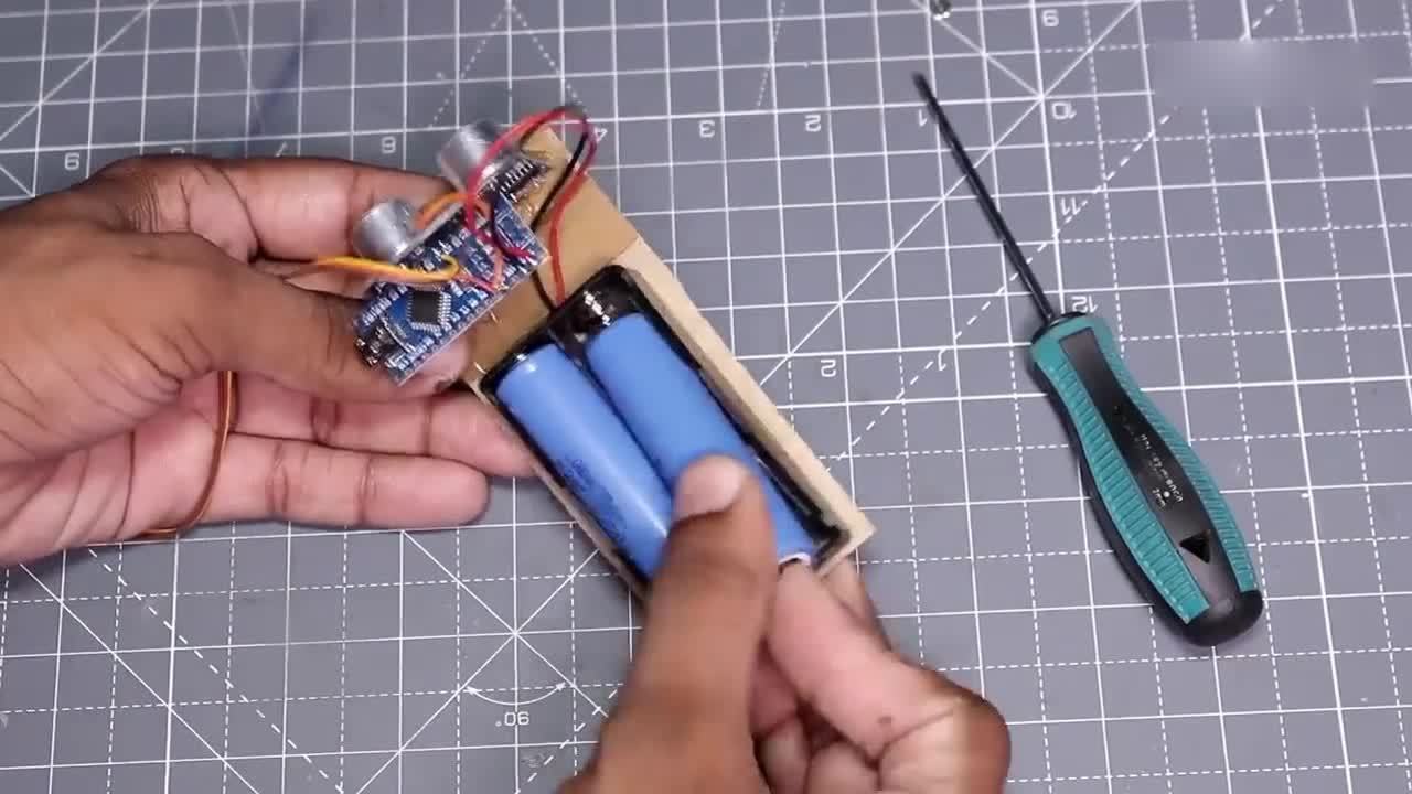 动手达人自制接水感应器,简单又好用,这创意技能我给满分