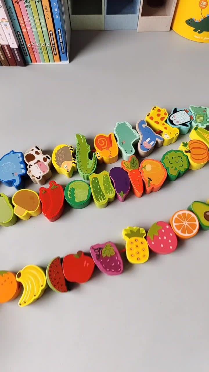 宝宝一岁以后就可以玩串珠啦,玩串珠不仅锻炼孩子的手部精细动作,还...