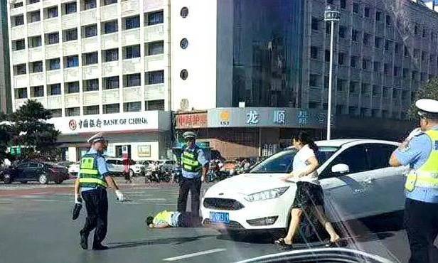 女司机出门“忘带眼睛”,交警惨被撞飞!监控记录揪心一刻!