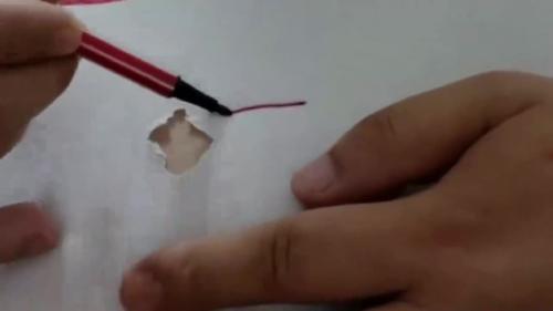 衣服上破了个洞赶饭局是来不及了,自己动手画两笔,先将就一下吧