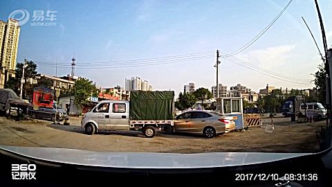 各位老铁们来看看责任怎么划分 一个右拐一个倒车撞一起了