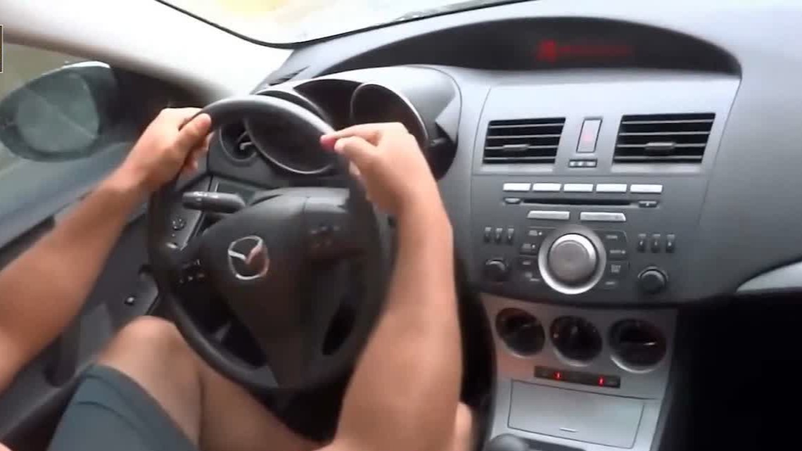 开自动挡车别光挂D挡踩油门,再这样车都要开废了