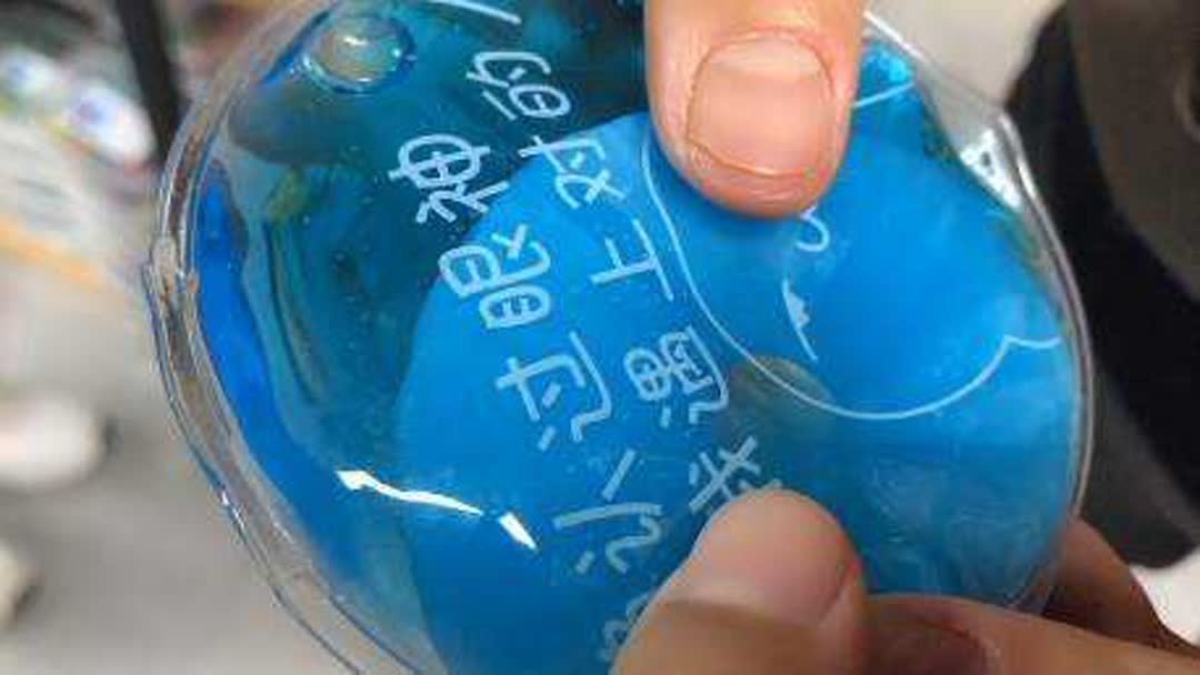 现在的暖手宝真是花样百出,可放入口袋随身携带,轻轻一掰就发热