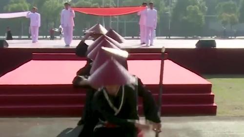 舞侠,来了,学校的运动会开幕式,这些同学的编舞很有创意