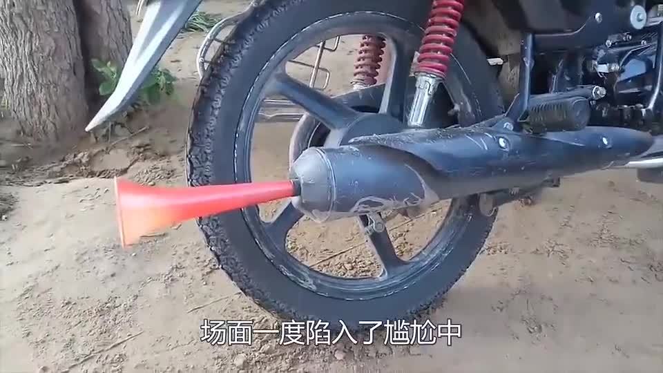 将一个大喇叭安装在汽车排气管上