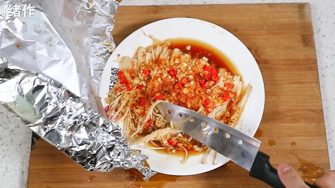 小哥在家想吃烤金针菇,不用去木屋,在家做味道香过卖的