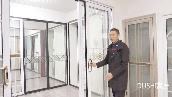 装修路上大牌中的大牌,纯朴厚道的家居厂老板介绍怎样挑选推拉门