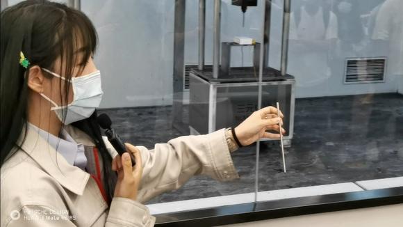 比亚迪磷酸铁锂刀片电池针刺实验实拍:三元电池惨不忍睹!