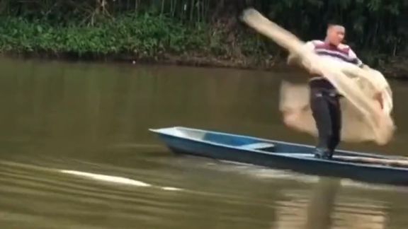 小哥这撒渔网动作太帅气了!本想夸赞他一番,哪知结局尴尬了!