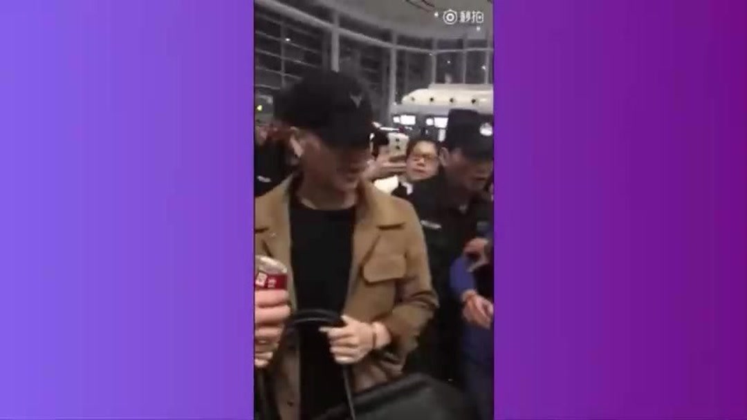 暖心爱豆优质偶像!王嘉尔机场给粉丝捡鞋?获网友一致好评!