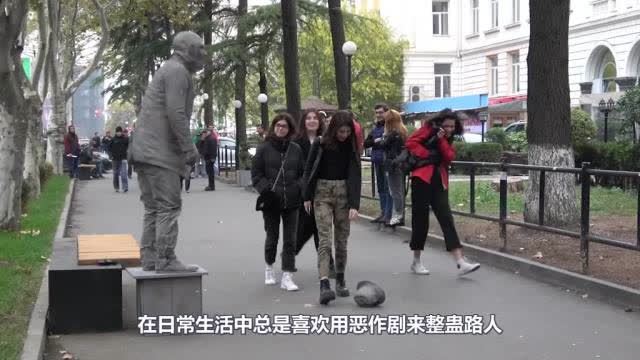 街头恶作剧,8个一模一样的人出现在你面前,你会是什么反应