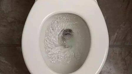 马桶堵塞怎么办?疏通师傅教你一招,不花一分钱轻松疏通马桶