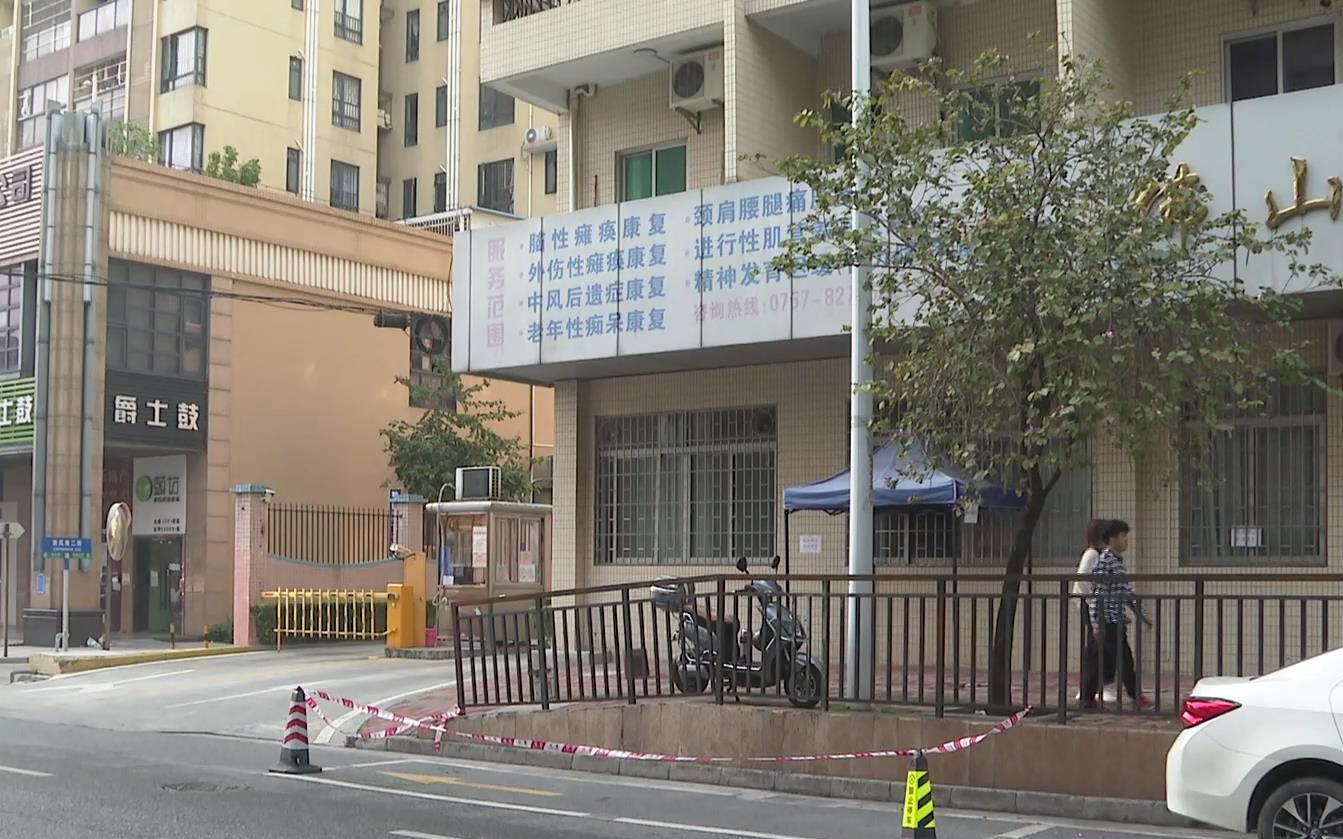 交通部门为校门增设交通标识 保障师生出入安全