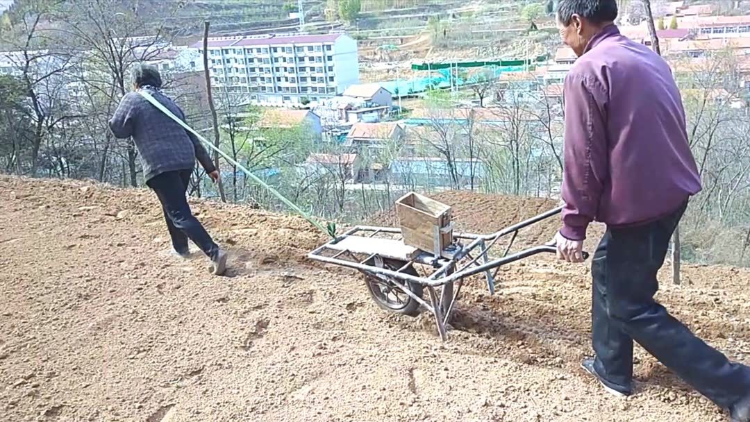 农村人发明的播种神器,玉米小麦谷子都可以,一天能播十几亩地
