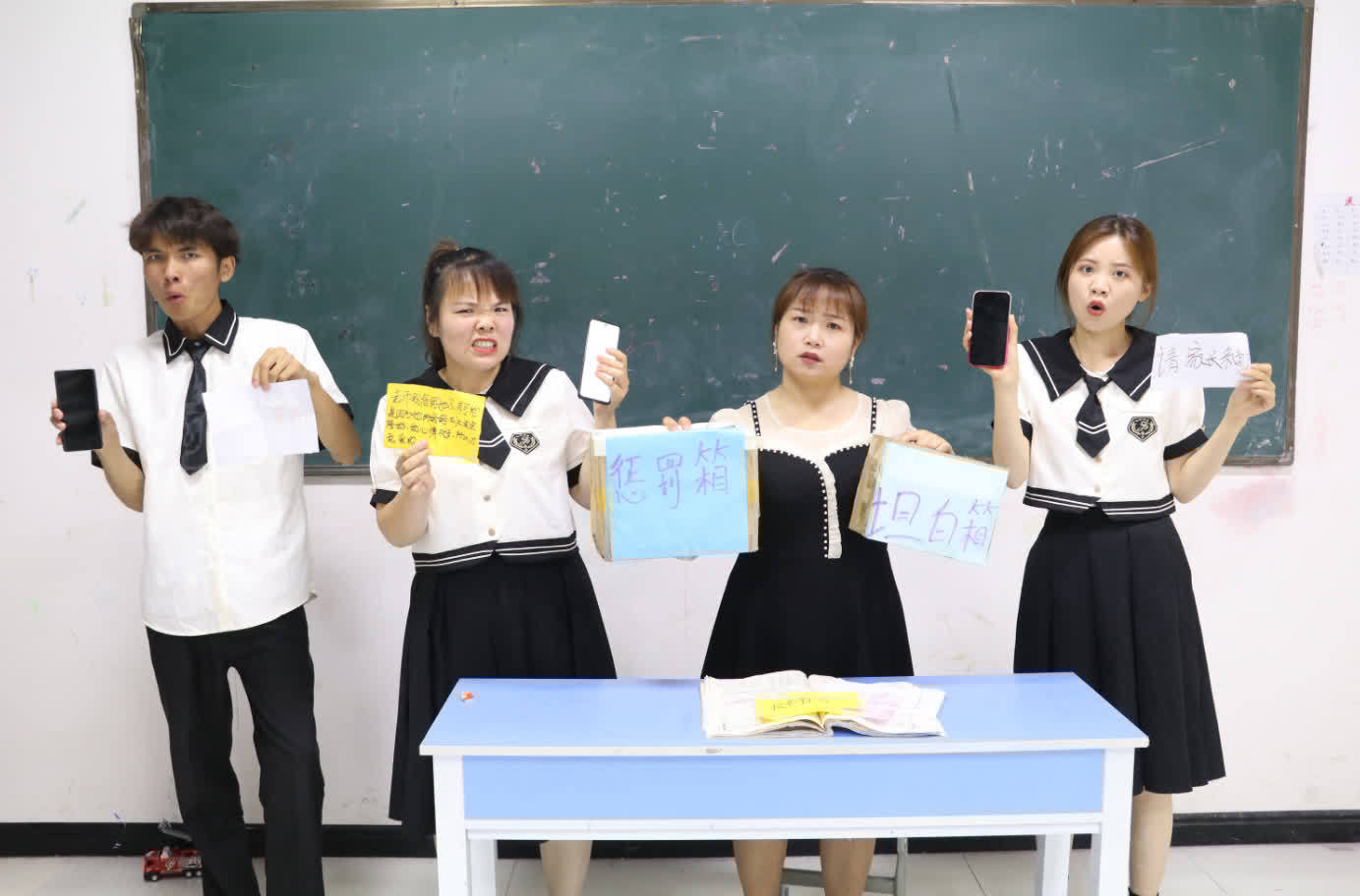 有人改了网名在班级群乱发信息,老师通过投票箱,能找出凶手吗?