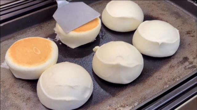 街边卖的舒芙蕾太馋人了!50块钱6个,看到成品,口水忍不住了!