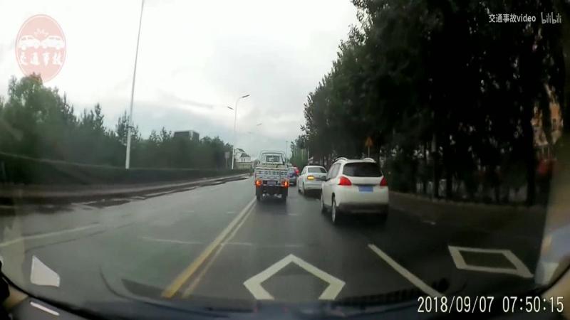 车祸视频:行车记录仪,记录车祸,大家出行一定要注意安全