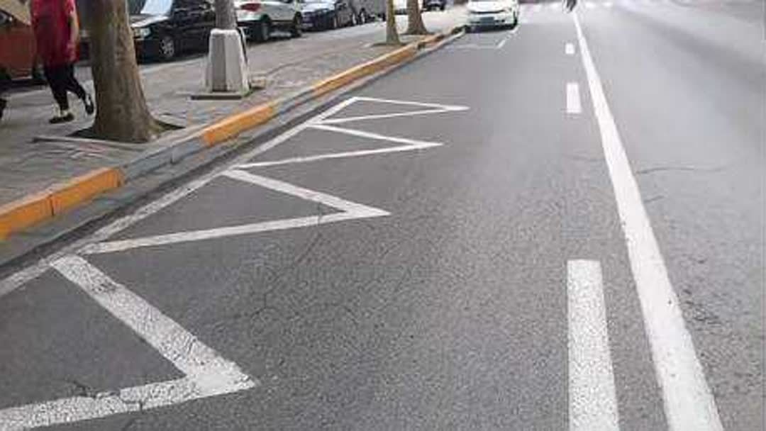 看到这种三角形标志躲远点,不少老司机都吃亏,否则后悔也晚了!