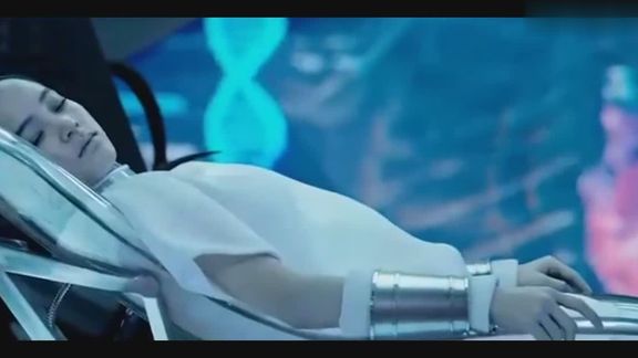 女儿被关在实验室,父亲目睹整个被害过程