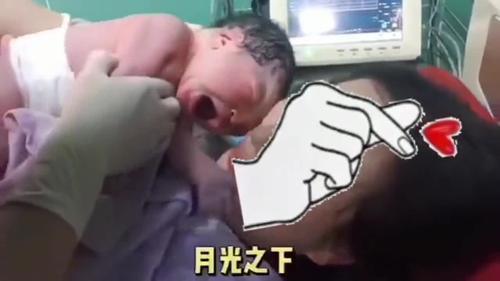刚出生的试管宝宝,放到妈妈边上瞬间不哭了,这就是传说中的母子连心?