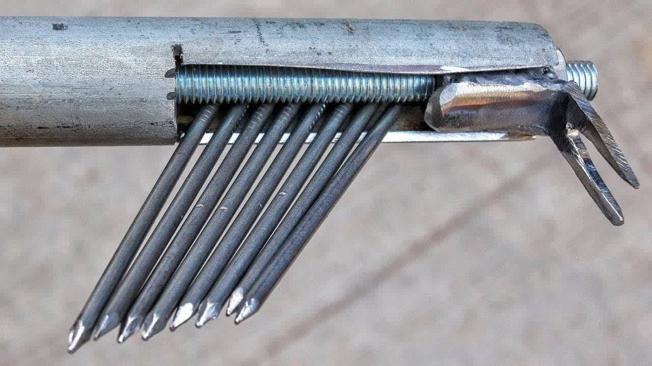 如何快速“起钉子”?老外用钢管和螺丝栓制造的起钉神器,太好用