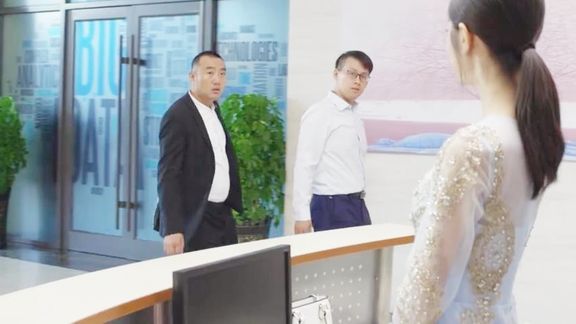 公司前台换了新裙子上班,同事们都看呆了,老总直接撞墙了