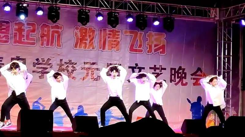学生们在晚会上跳舞,跳起偶练的《Ei Ei》,好棒啊