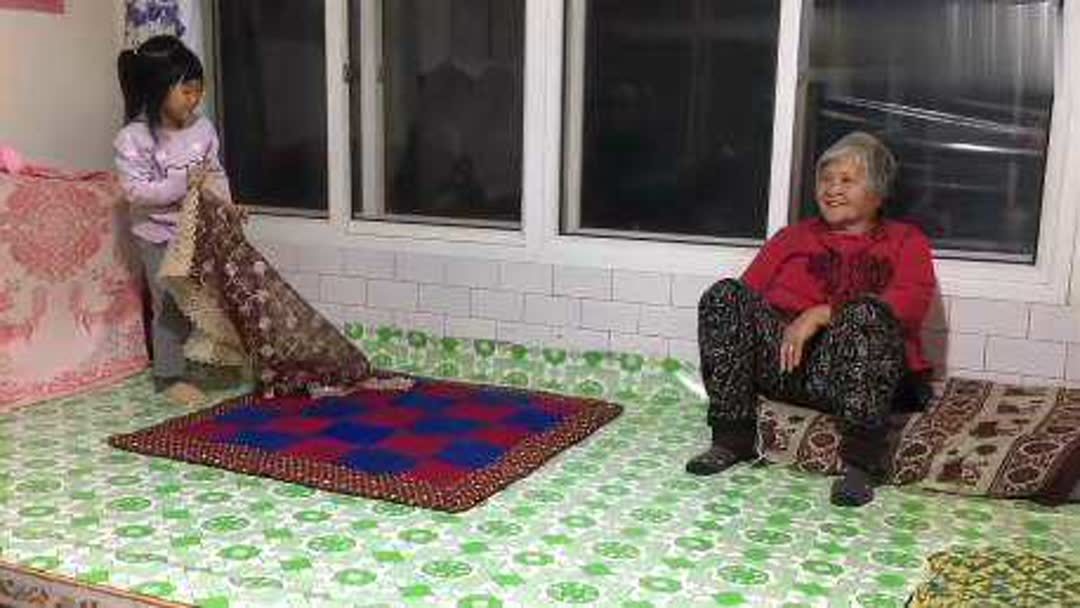 东北人多一铺大炕都是咋睡觉的,快来瞧一瞧,满足你的好奇心