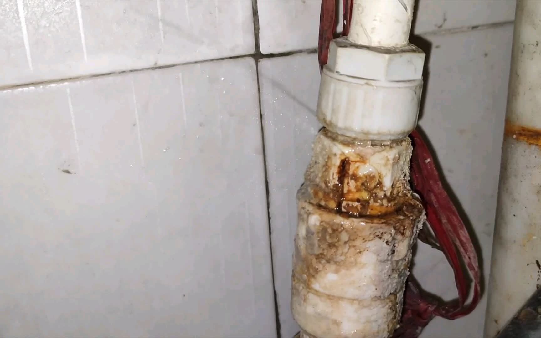 卫生间水管漏水,用水不漏封堵,能成功吗?