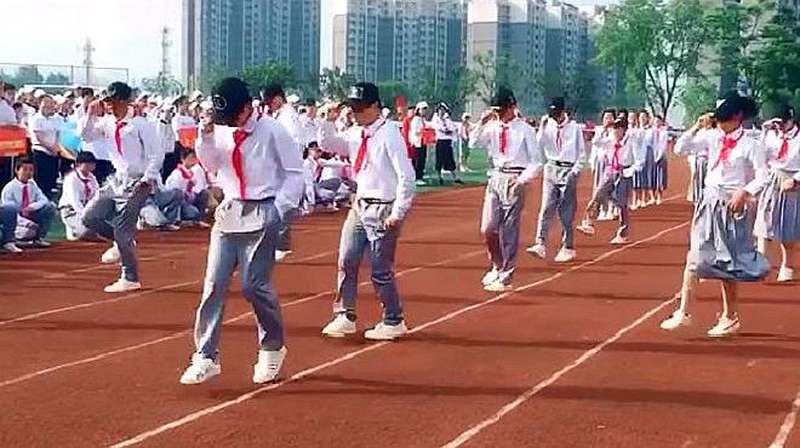 运动会开幕式,隔壁班的节目竟然是跳这个舞蹈,惊艳到我了!