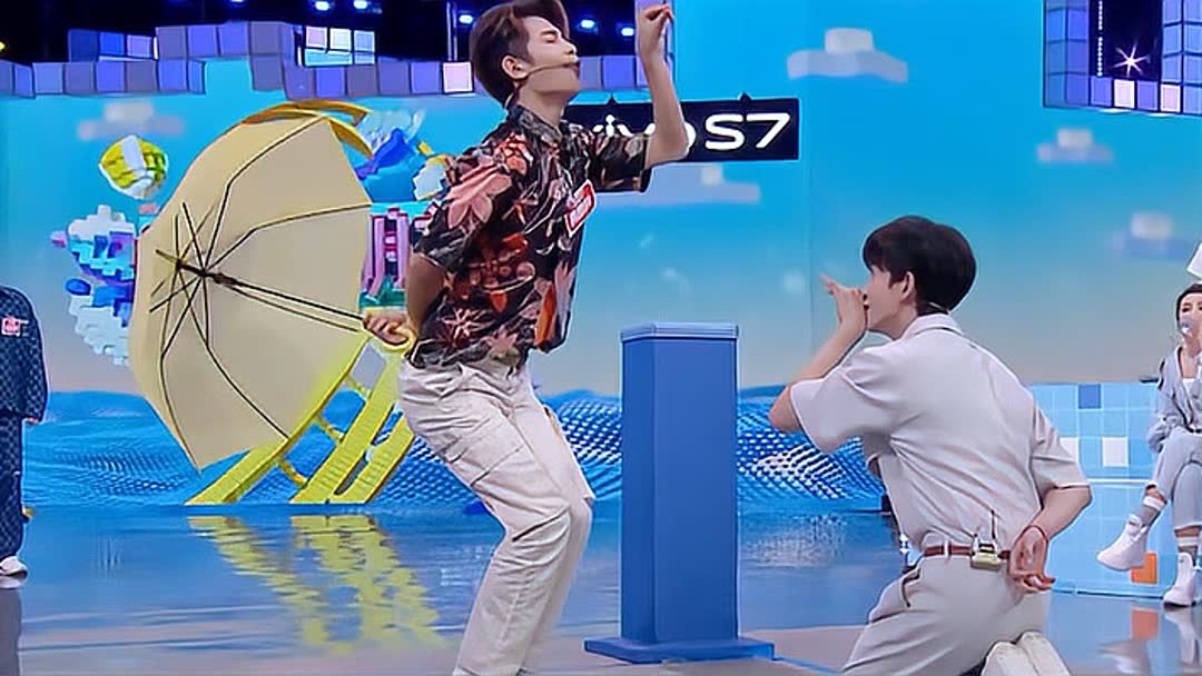 黄明昊不愧能常驻《快本》,用雨伞表演孔雀开屏,王一博都被圈粉