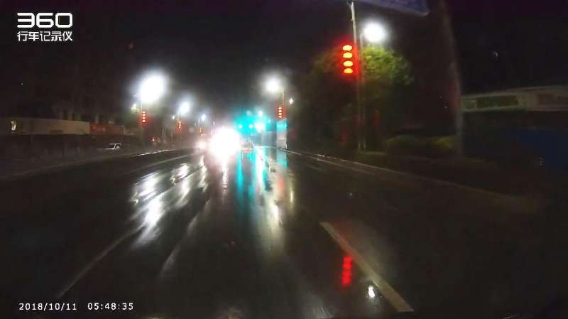 老司机来看看,这种情况算不算闯红灯,会不会扣分!