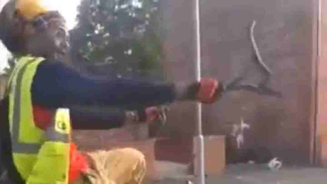 没有前轮也能骑,小伙街头单轮骑单车