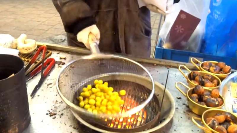 大爷街边卖“烤银杏果”,30块钱1份,却有人称:吃多了小心中毒