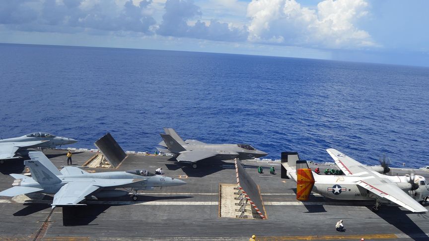 F/A-18大黄蜂和F-35C在CVN-72亚伯拉罕·林肯号航母上起降