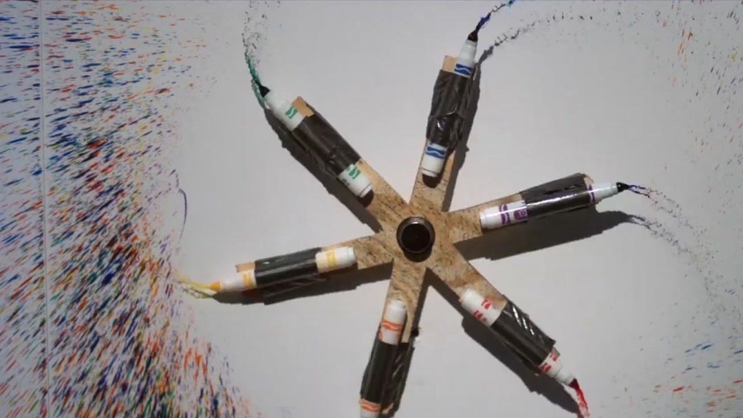 将墨水笔高速旋转会怎样?小伙亲测,结果下一幕真是太神奇了