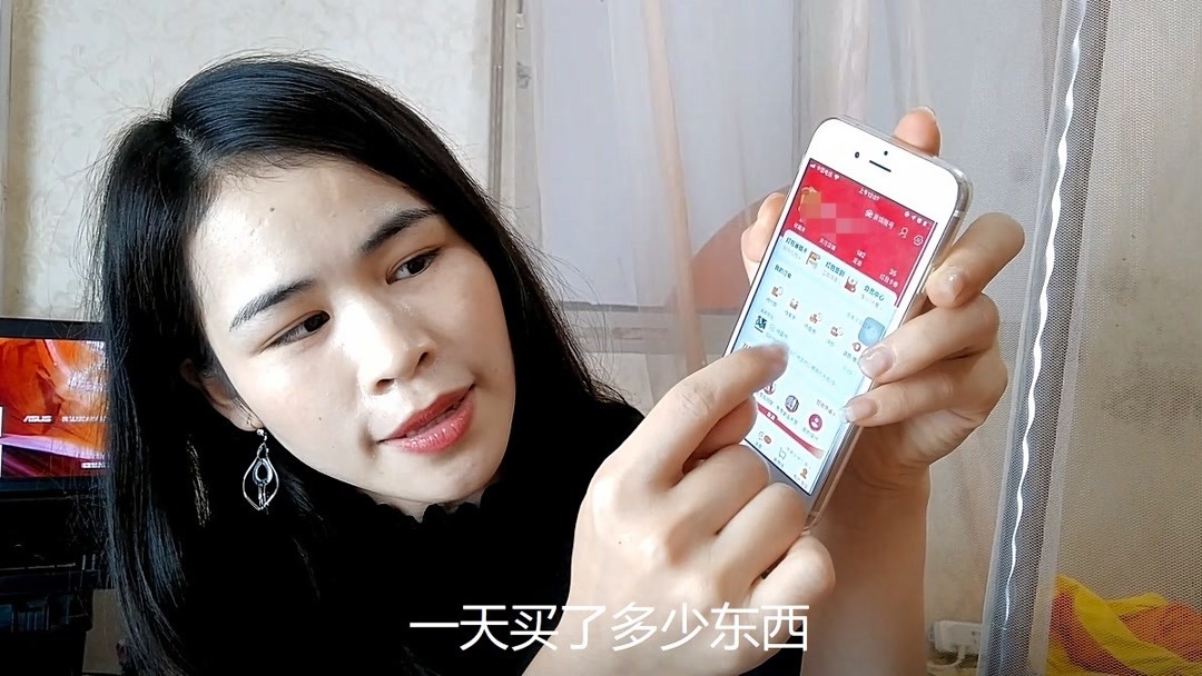 双十一:美女一天买了多少东西?把路都快堵住了!