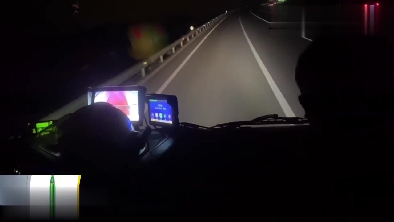 咸阳:轿车高速路躲避前车撞上护栏起火消防紧急扑救