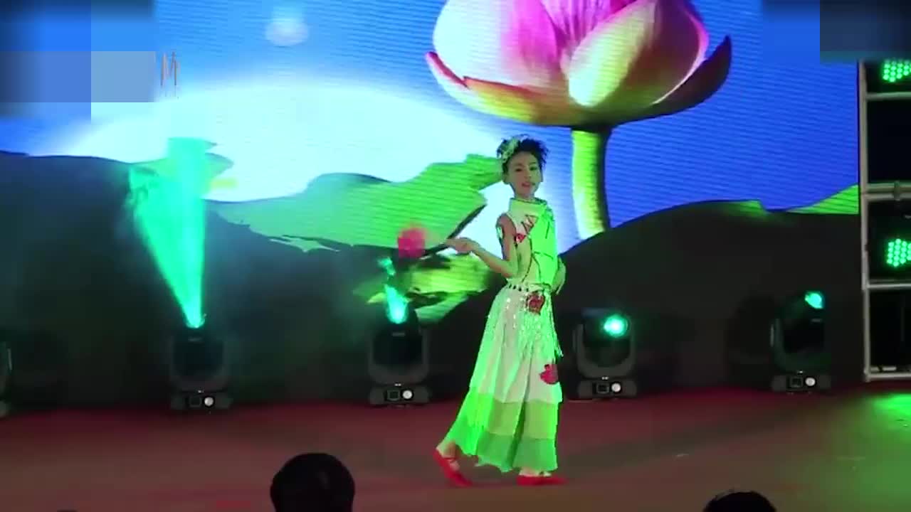 少儿独舞《荷塘月色》中国舞 演出