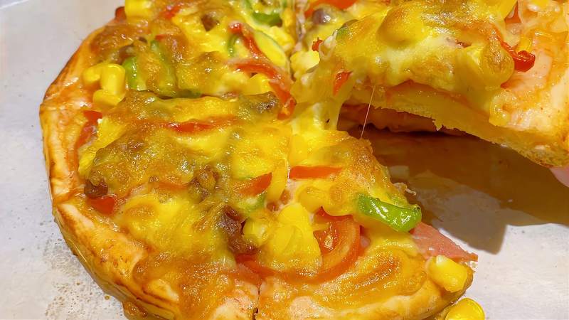 自制披萨做法简单,新手在家也能做,料超足真的太好吃了