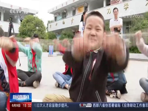 [新闻直播间]贵州 彭有兴:护“花”使者 乡村老师坚持两年 护送学生们...