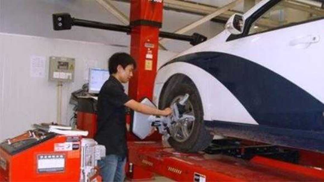 汽车没跑偏,修理工劝你做四轮定位,老司机:别上当,后悔就晚了