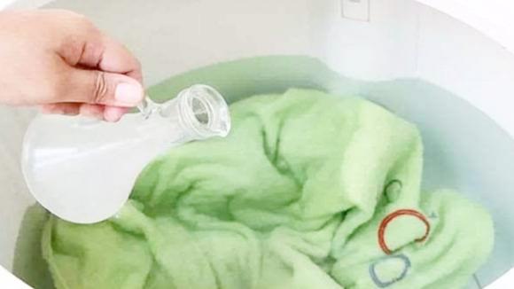 别再用洗衣粉洗床单了,教你一招,水里倒点它,床单立马干净如新