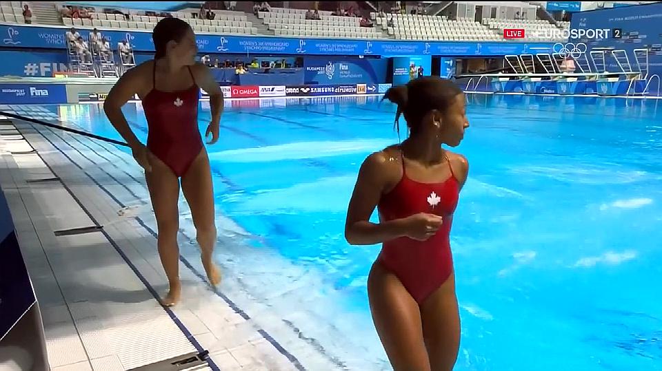 两位美女跳水,动作几乎同步,姿势优美动人!