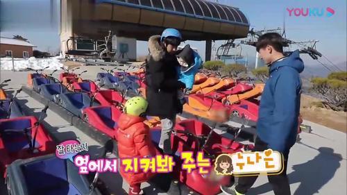 宝宝跟爸爸一起玩卡丁车,看上去宝宝很喜欢这个游戏