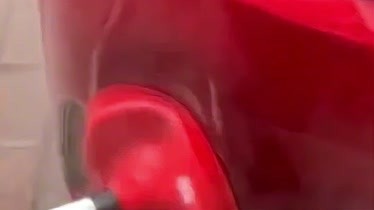 钣金被撞凹,男子仅用开水和马桶塞便实现无痕修复!