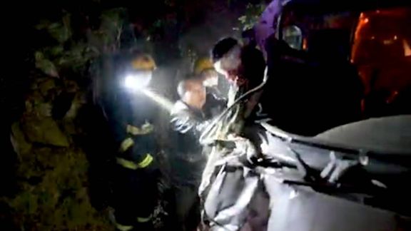 洛阳一面包车凌晨撞上崖壁,一男乘客胳膊伸窗外大半身子被卡