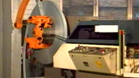 带送料机构的连续模