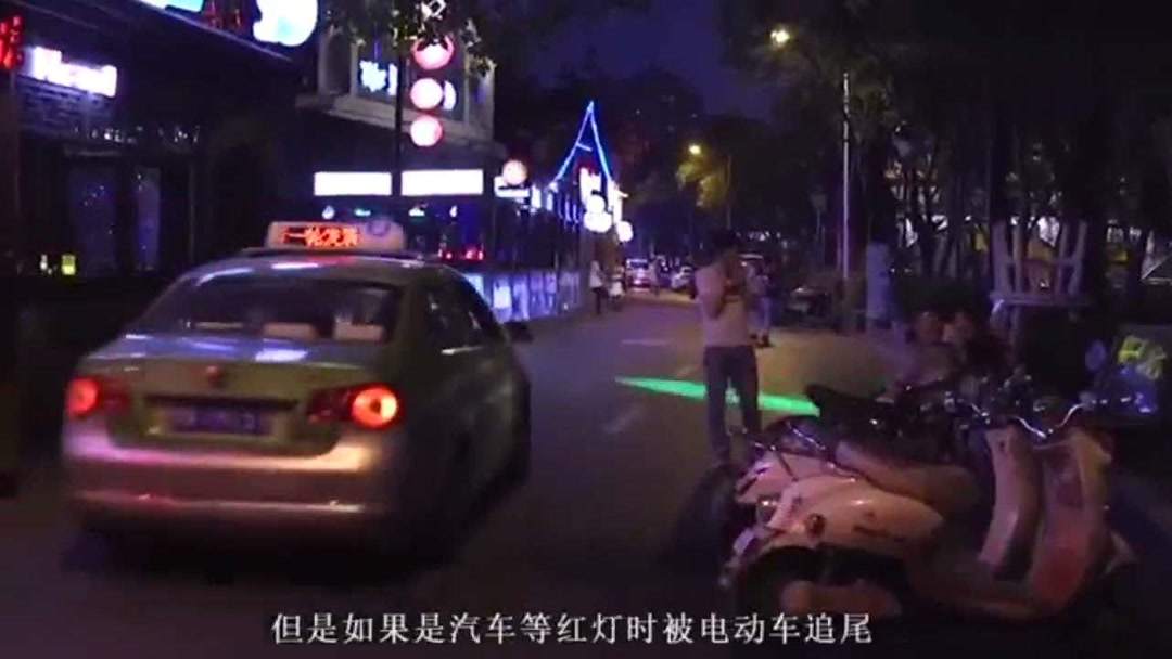 开车等红灯时被电动车追尾,电动车车主伤亡,谁负全责