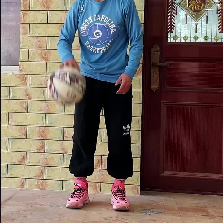 投球更准,过人更很。艾特你的小伙伴赶快学起来叭#篮球